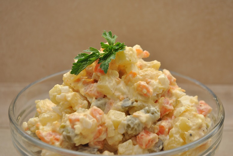 Sałatka jarzynowa tradycyjna polska sałatka z warzyw, jajka z jabłkiem